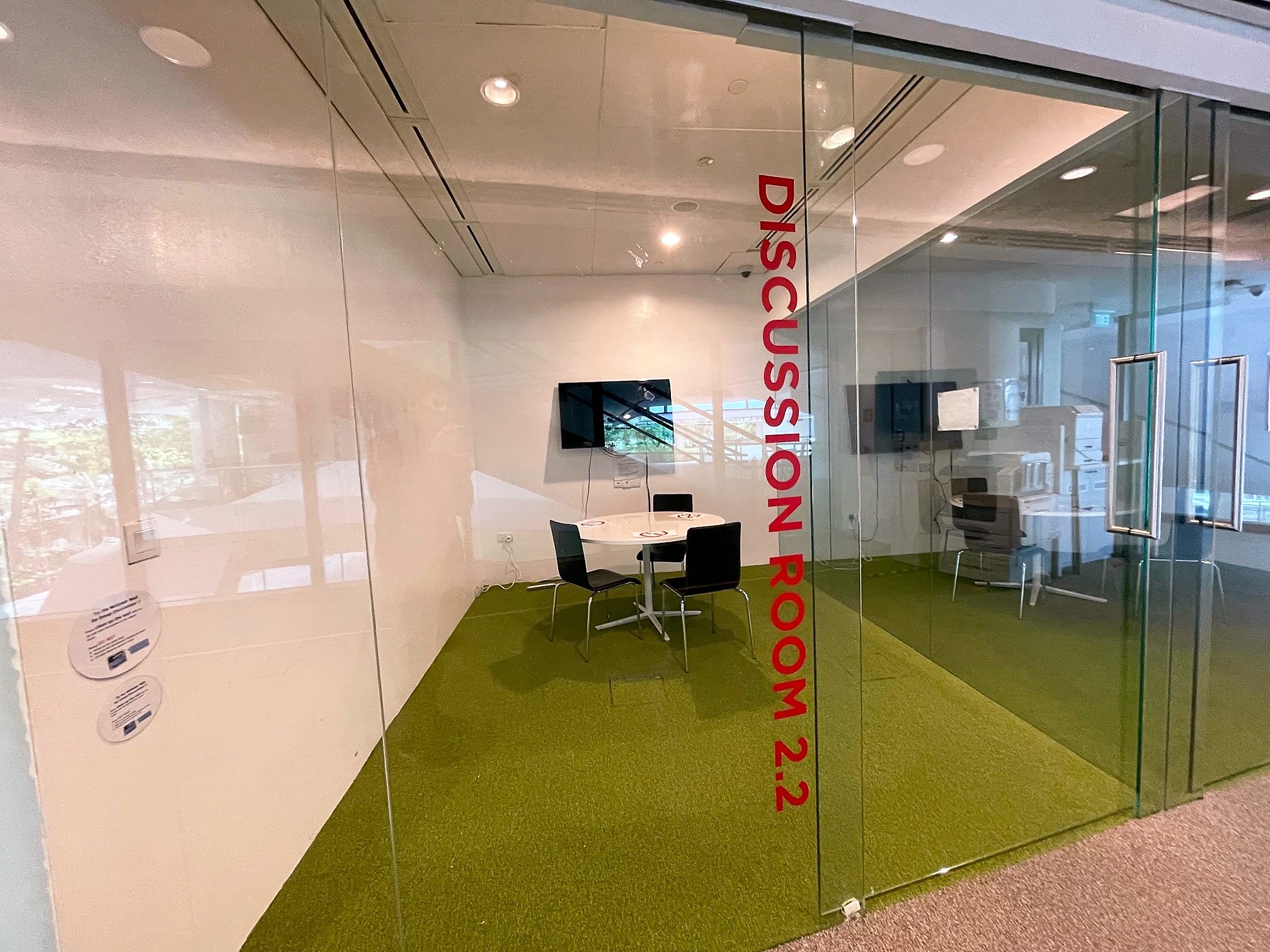 Discussion Room 2.2 (DR2.2).jpg | SUTD Library